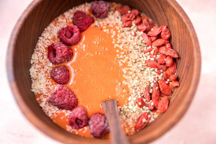 Goji Berry Smoothie Bowl - MOON and spoon and yum