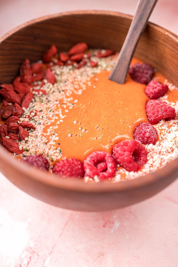 Goji Berry Smoothie Bowl - MOON and spoon and yum