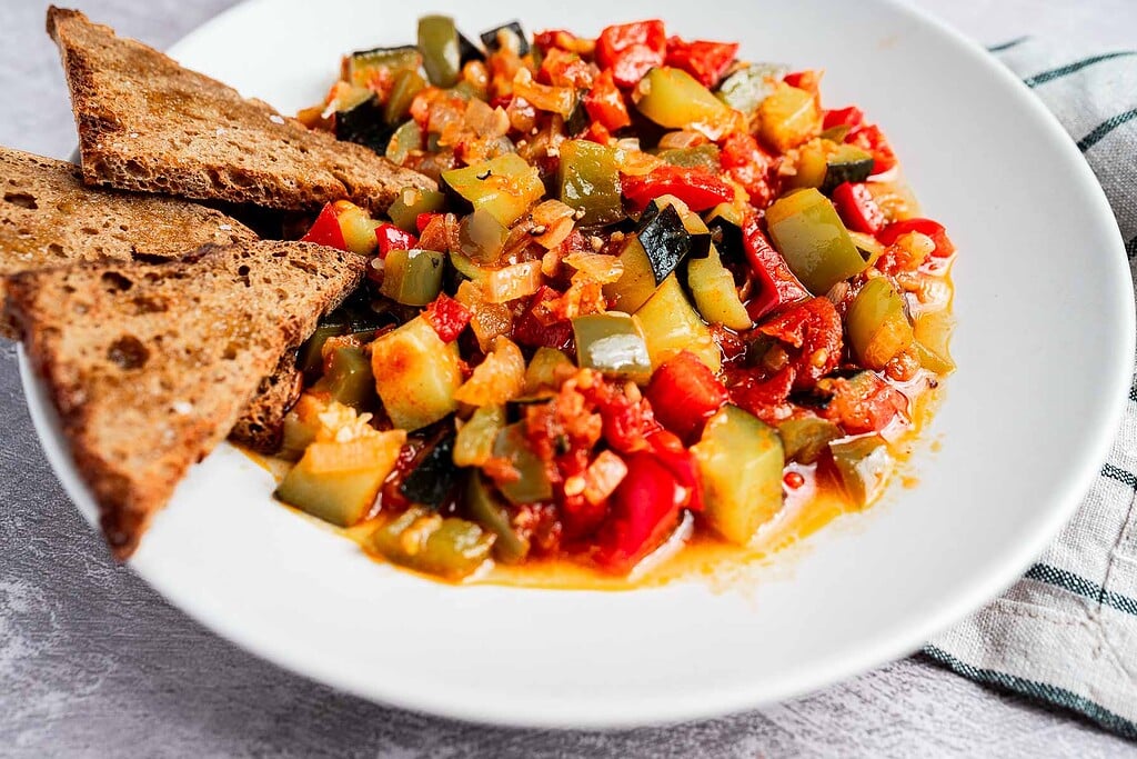 Pisto Manchego (Spanish Vegetable Stew) - MOON and spoon and yum